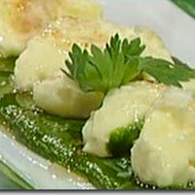 Morbidelle di ricotta su crema di spinaci