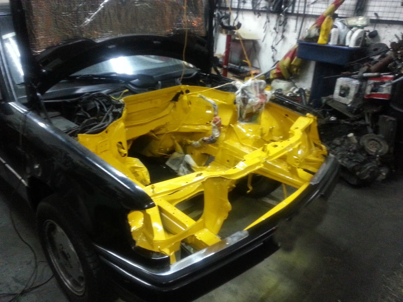 1JZ GTE VVTI - W124: Yellow painted engine bay.