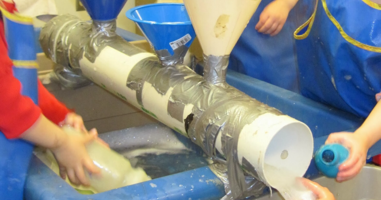 Förskoleburken: Experimenterande vattenlek