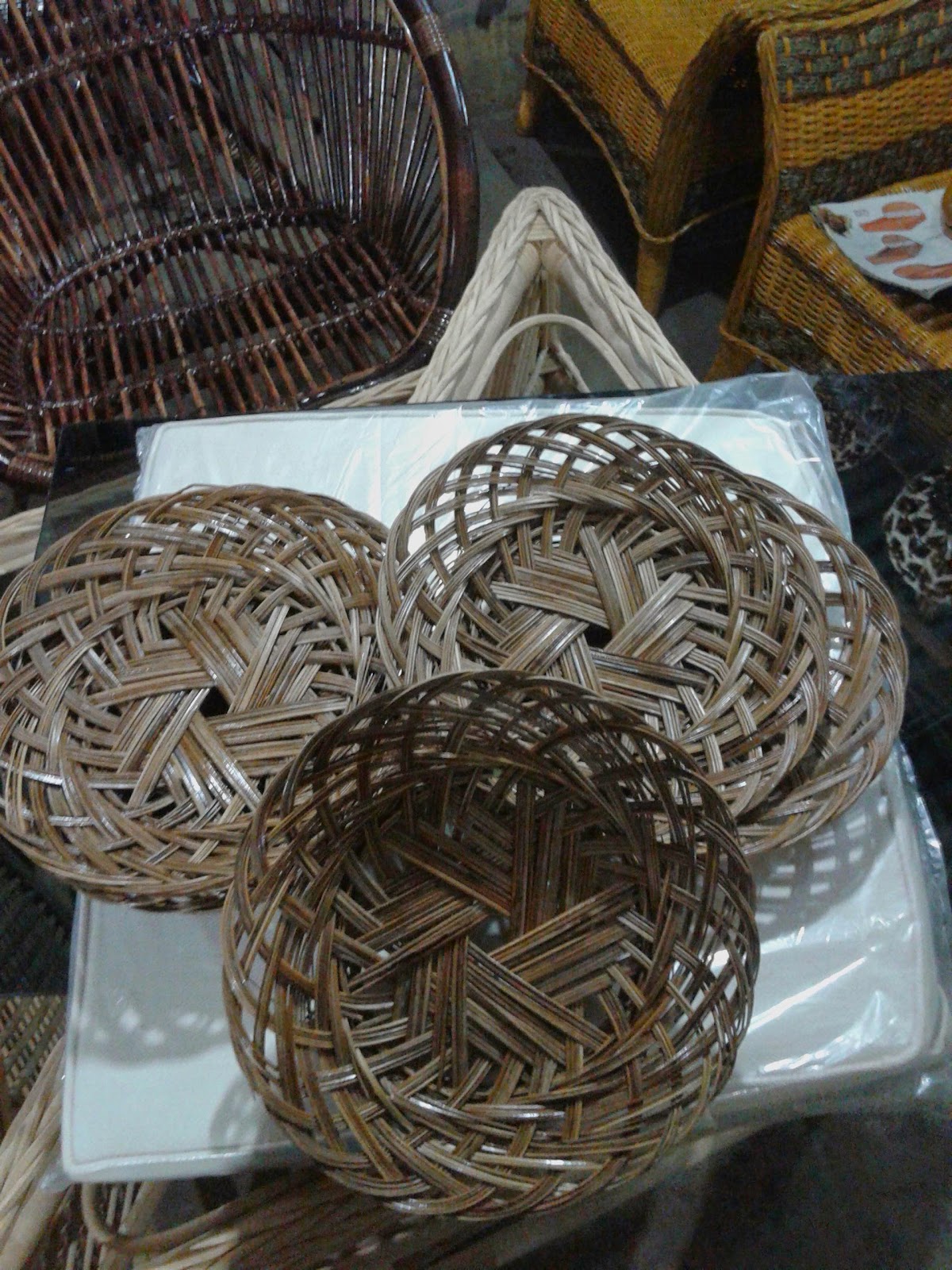Piring Anyaman Rotan dan Lidi - Topi Bambu