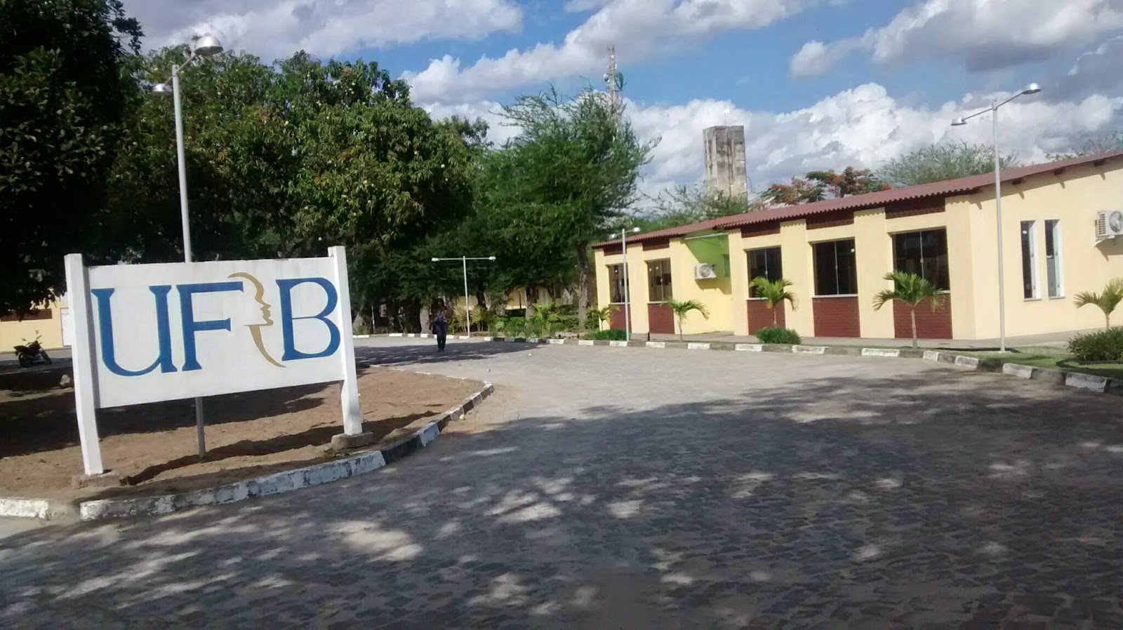 Eu na Universidade.: Entrada do cetens UFRB.