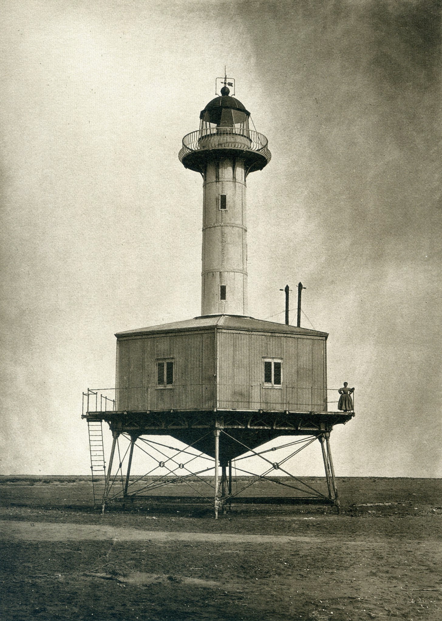 TORRES DE HIERRO PARA LOS FAROS DEL EBRO | Vida Marítima