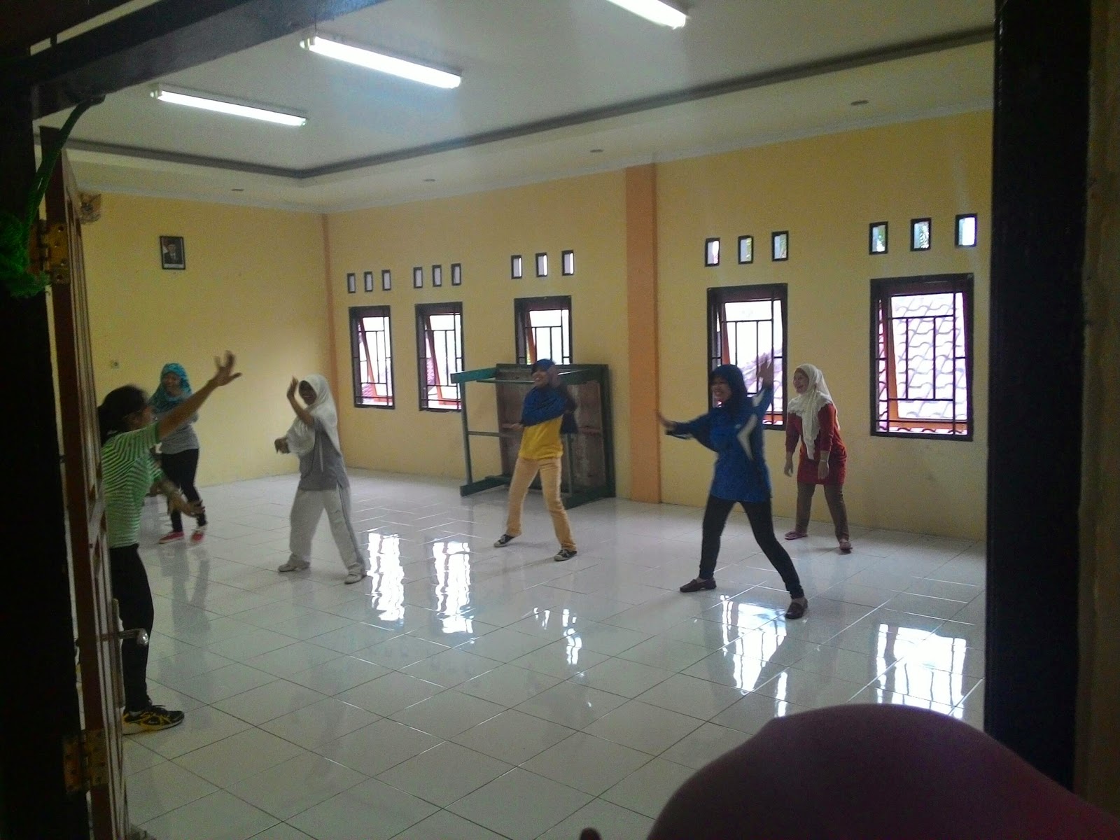 Puskesmas Karang Pule: Kegiatan senam lansia di Puskesmas Karang Pule