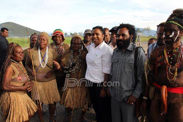 PAPUA (hitam kulit;keriting rambut): Pilot wanita