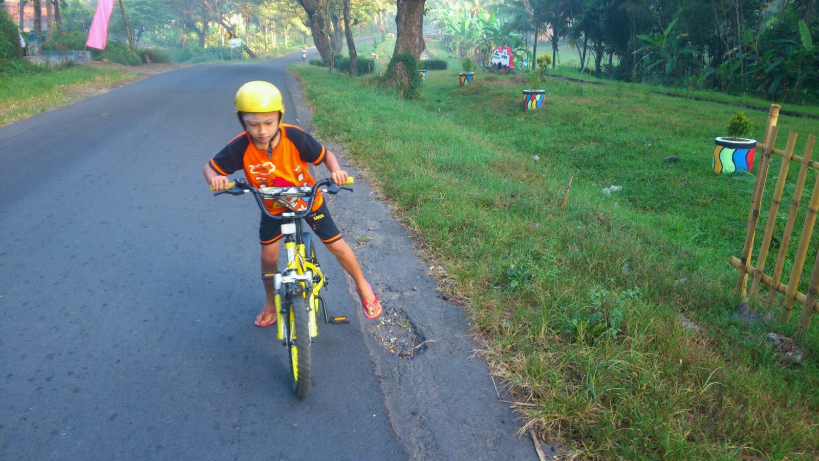 Scorpio: Bermain Sepeda Kuning