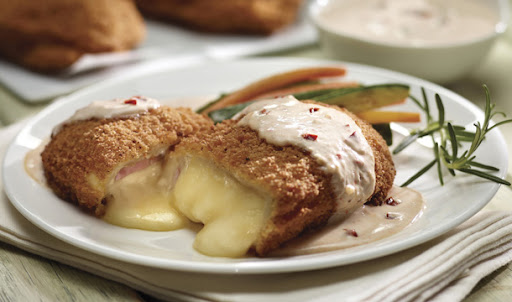 Chef Bruno Serrà: Pechuga cordon bleu con sálsa de chipotle.