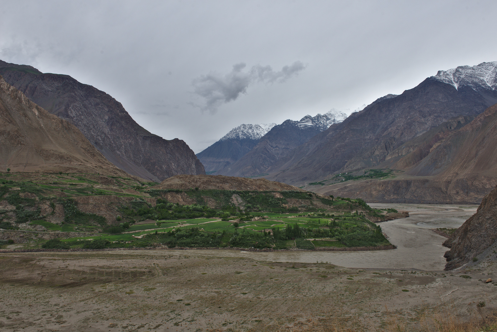 Drum inchis si alunecari de teren – carand bicicleta in spate – Life ...