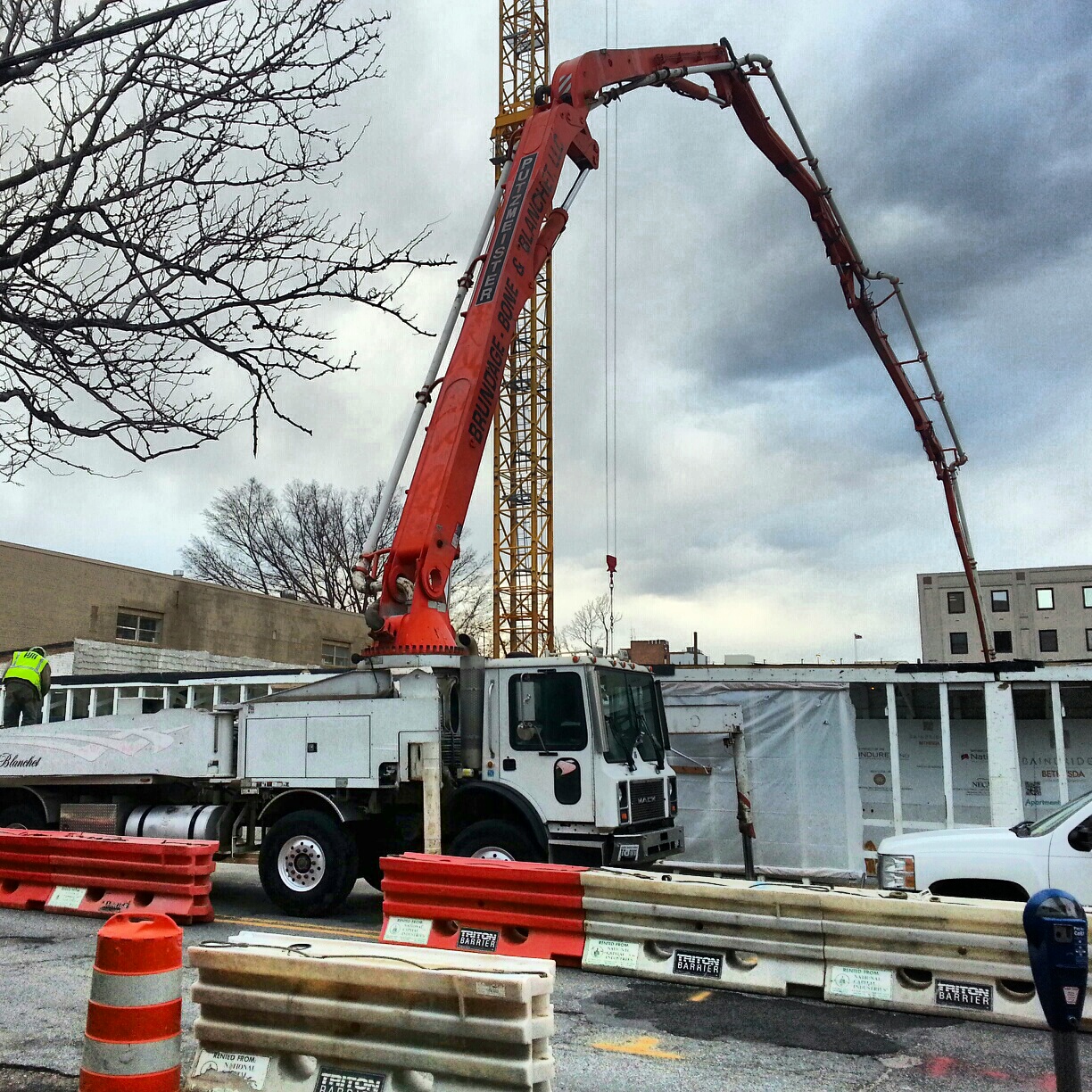 Robert Dyer @ Bethesda Row: GIANT ROBOTIC ARM IN DOWNTOWN BETHESDA (PHOTOS)