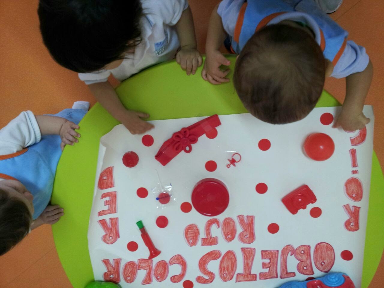Escuela Infantil Menuts: Objetos rojos