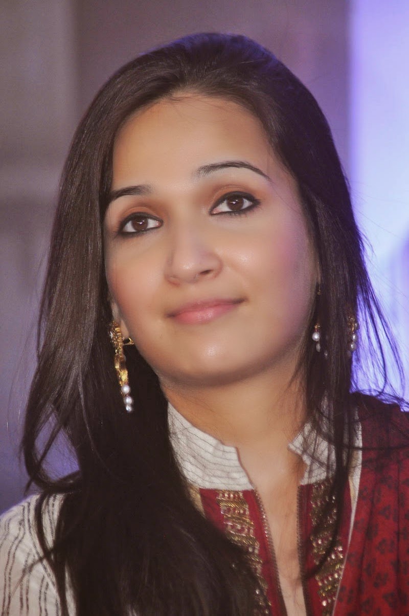 WEB WORLD: Soundarya Rajinikanth new hot photos stills