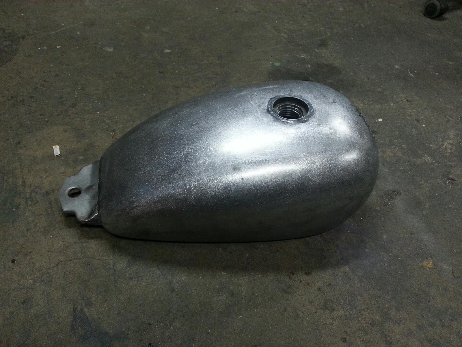 Pure Metal Chop Shop: Cb400 tank swap done.....harley super glide tank ...
