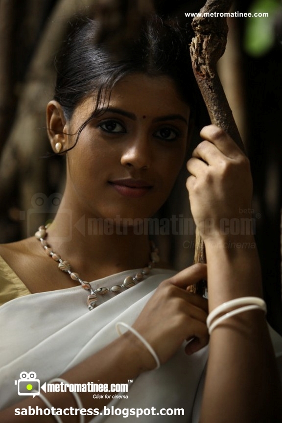 Cute & Hot Actress: Iniya hot navel & boobs