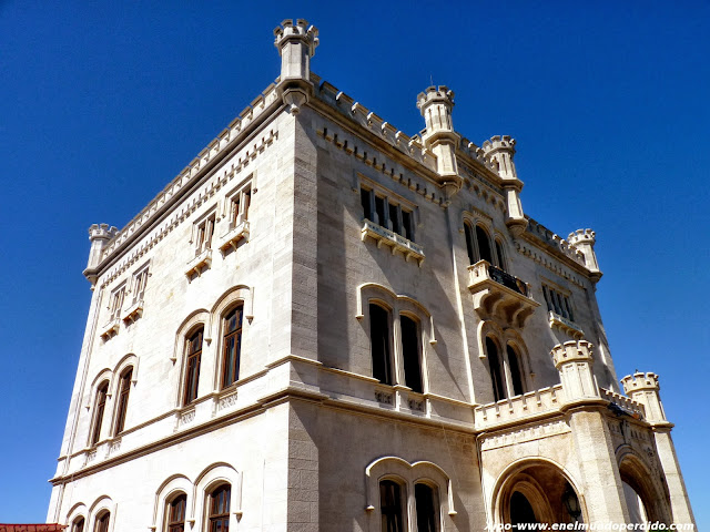 El Castillo De Miramar Un Palacio A Las Afueras De Trieste En El