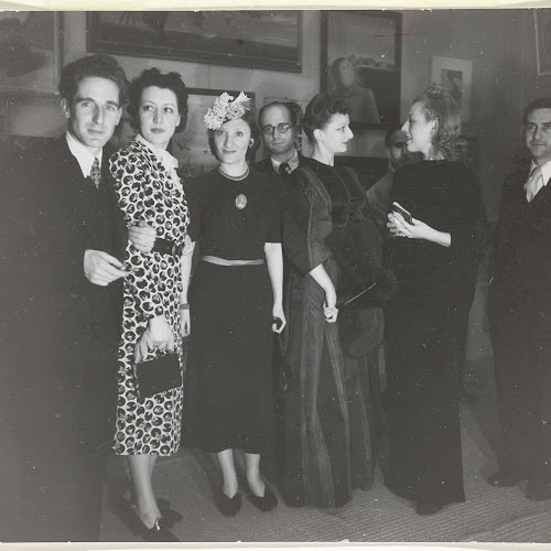 Bezoekers opening surrealisme-tentoonstelling Galerie Robert, Amsterdam ...