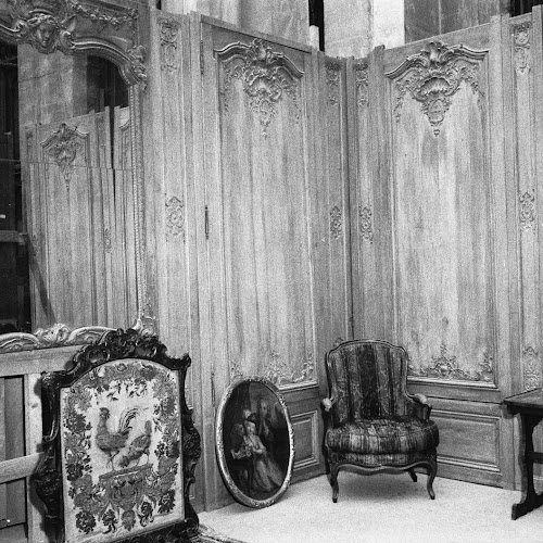 Betimmering met haardscherm, ovaal schilderij, tafel en fauteuil, 1957 ...