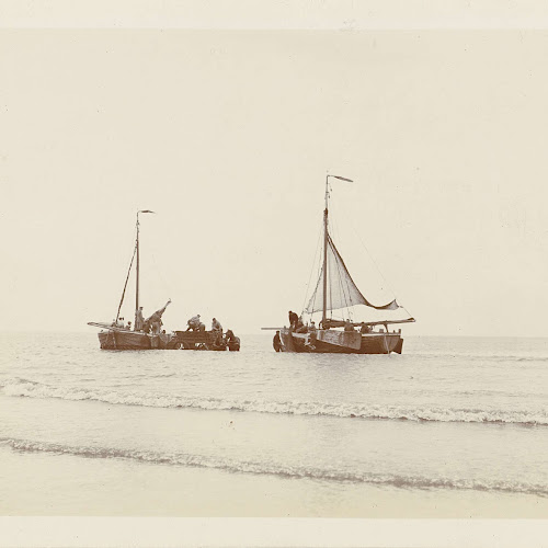 Kar getrokken door twee paarden bij twee vissersschepen aan de kust bij Scheveningen, James ...