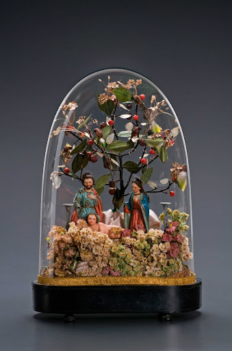 Fanal of the Nativity with dried flowers, red fruit tree and pearls ...