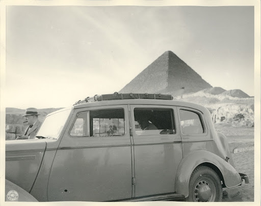 Franklin D. Roosevelt and Winston Churchill visit the pyramids near ...