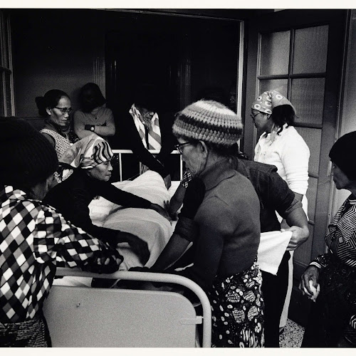 Aankleden Surinaamse Javaanse overledene, Hans van den Bogaard, 1975 ...