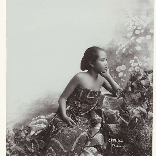 Studioportret van een zittende jonge Javaanse vrouw, Kassian Céphas, ca ...