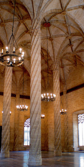 Jack aime/Jack n'aime pas: Colonnes torses médiévales à la Bourse de la ...