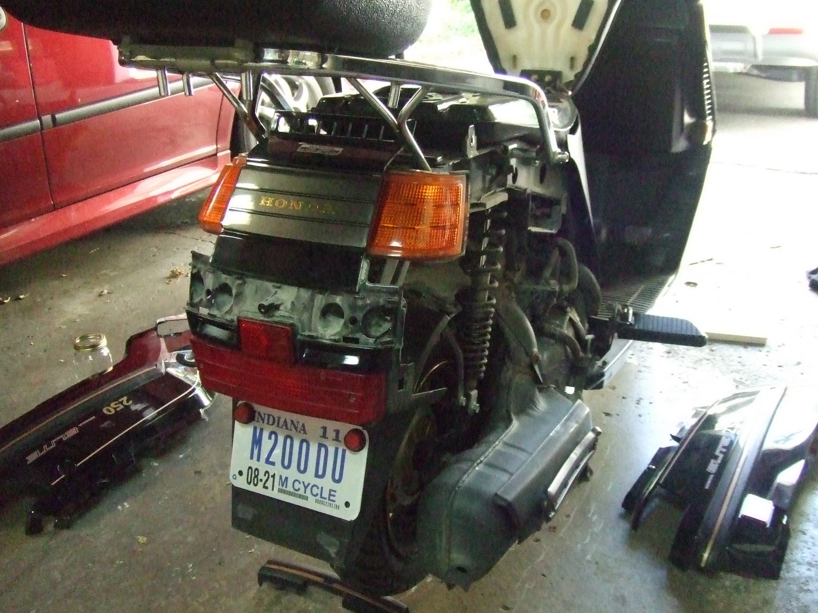 Honda Elite Scooters: How to: remove the rear body panels