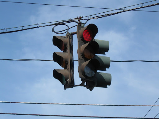 Traffic Signals: Yellow or Black?