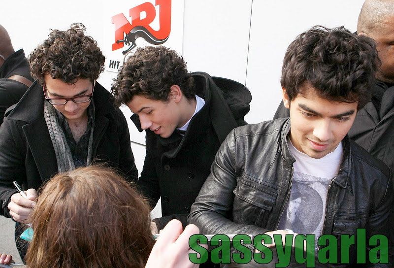 The Jonas Brothers - Paris, France Fans Lovin'!