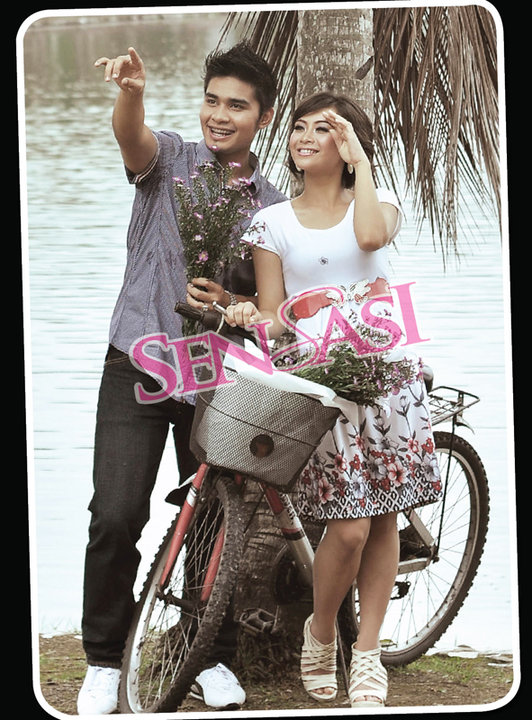 Adira AF8 Page: Adira and Shahir Romantic Picture at Majalah Sensasi