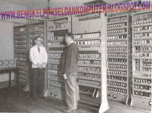 Maurice Wilkes menciptakan Electronic Delay Storage Automatic ...