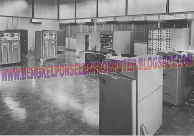 IBM 701, yang dikenal sebagai Kalkulator Pertahanan sementara dalam ...