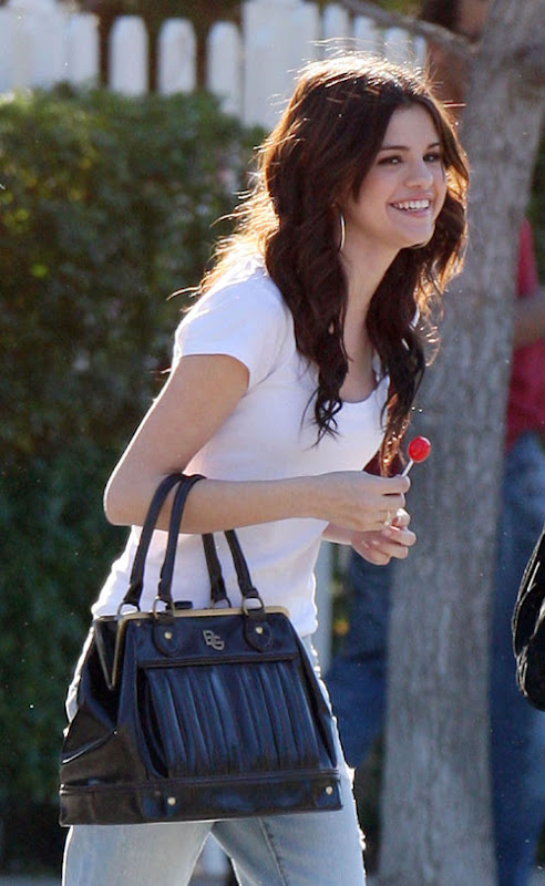 Teens Stars: Selena Gomez chupando y chupando