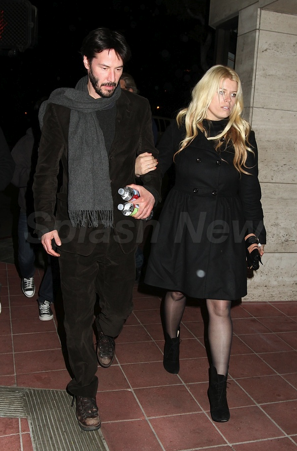 Keanu Reeves saliendo de Geffen Playhouse