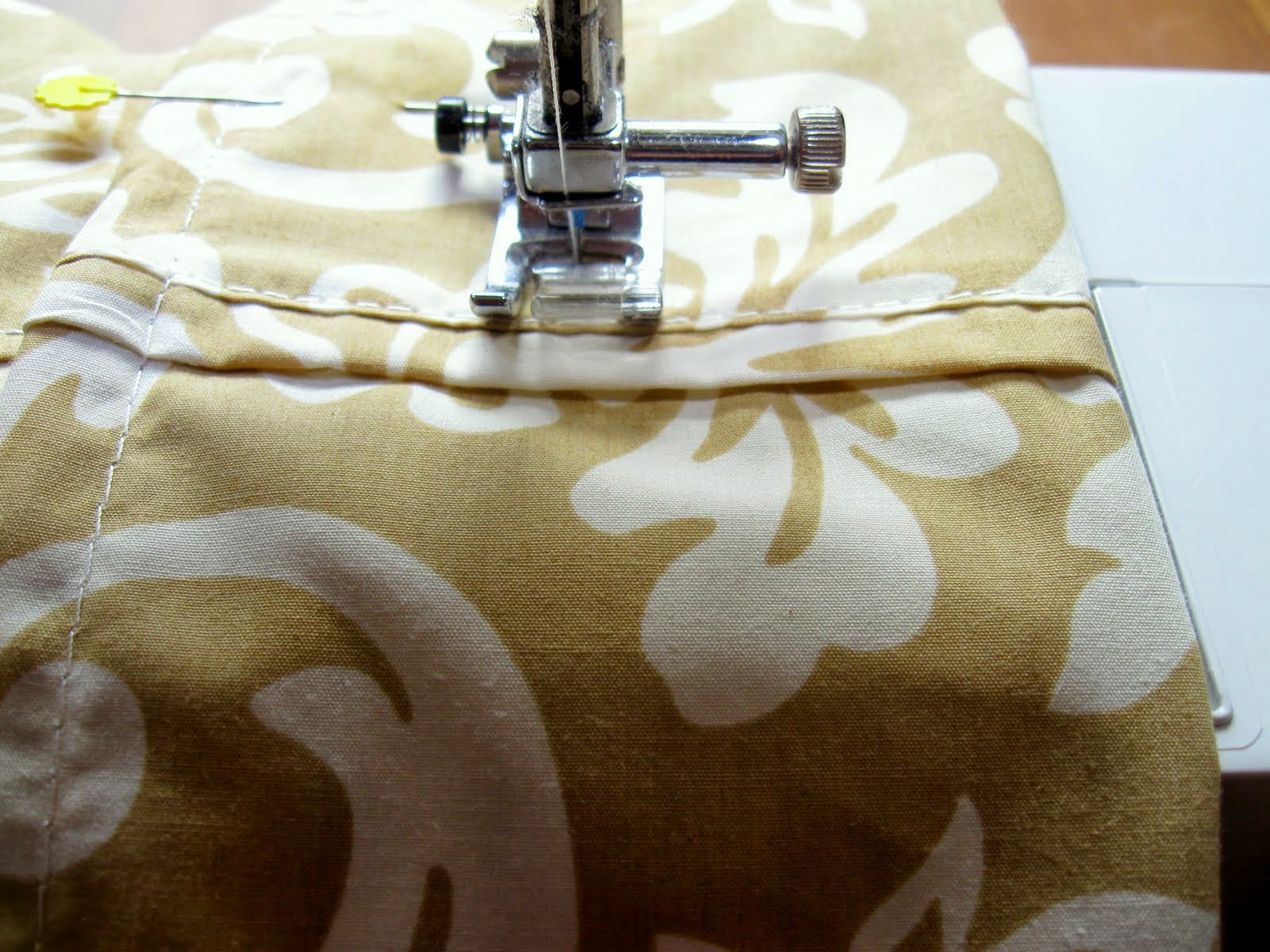 Mountain Mama: Transform a pillowcase into a valance...TUTORIAL