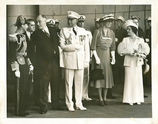 Franklin D. Roosevelt and Eleanor Roosevelt with King George VI and ...