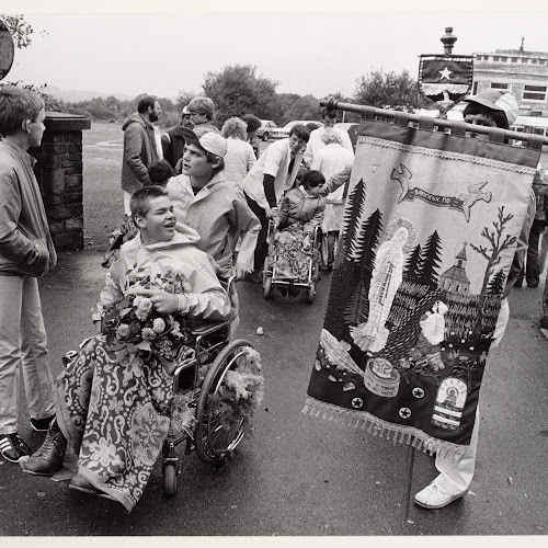 Kinderbedevaart naar Banneux, Oscar van Alphen, 1982 - Rijksmuseum