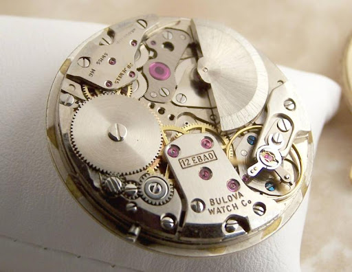 Coin des Affaires - Micro-rotor Bulova