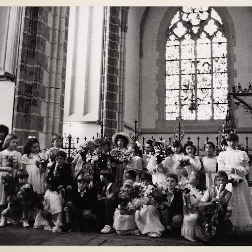 Kinderen na hun eerste communie, Oscar van Alphen, 1983 - Rijksmuseum