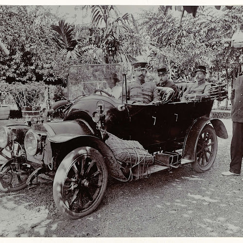 Officieren in een auto, anonymous, 1903 - 1913 - Rijksmuseum