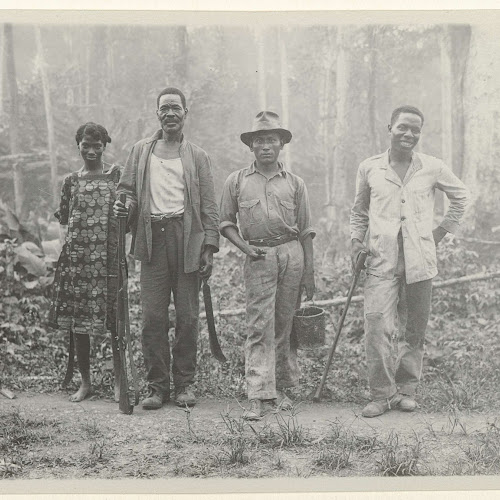 Arbeiders in Moengo, anonymous, 1929 - 1930 - Rijksmuseum