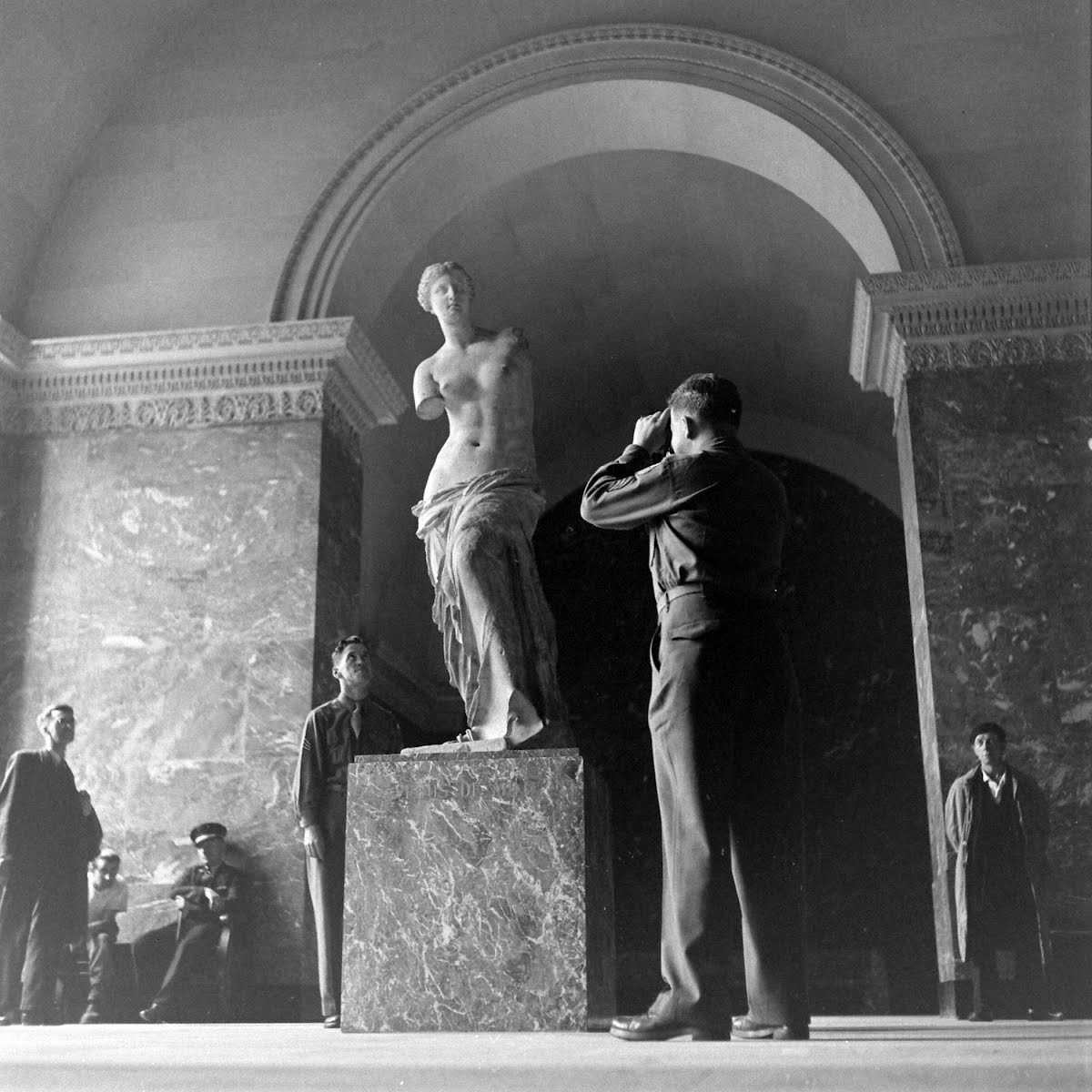 Venus De Milo Return To Louvre - David E Scherman — Google Arts & Culture