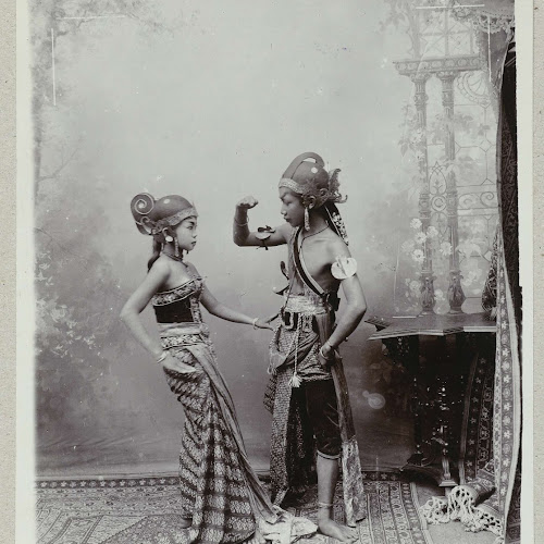 Studio portret van twee Javaanse dansers in traditionele kleding en ...